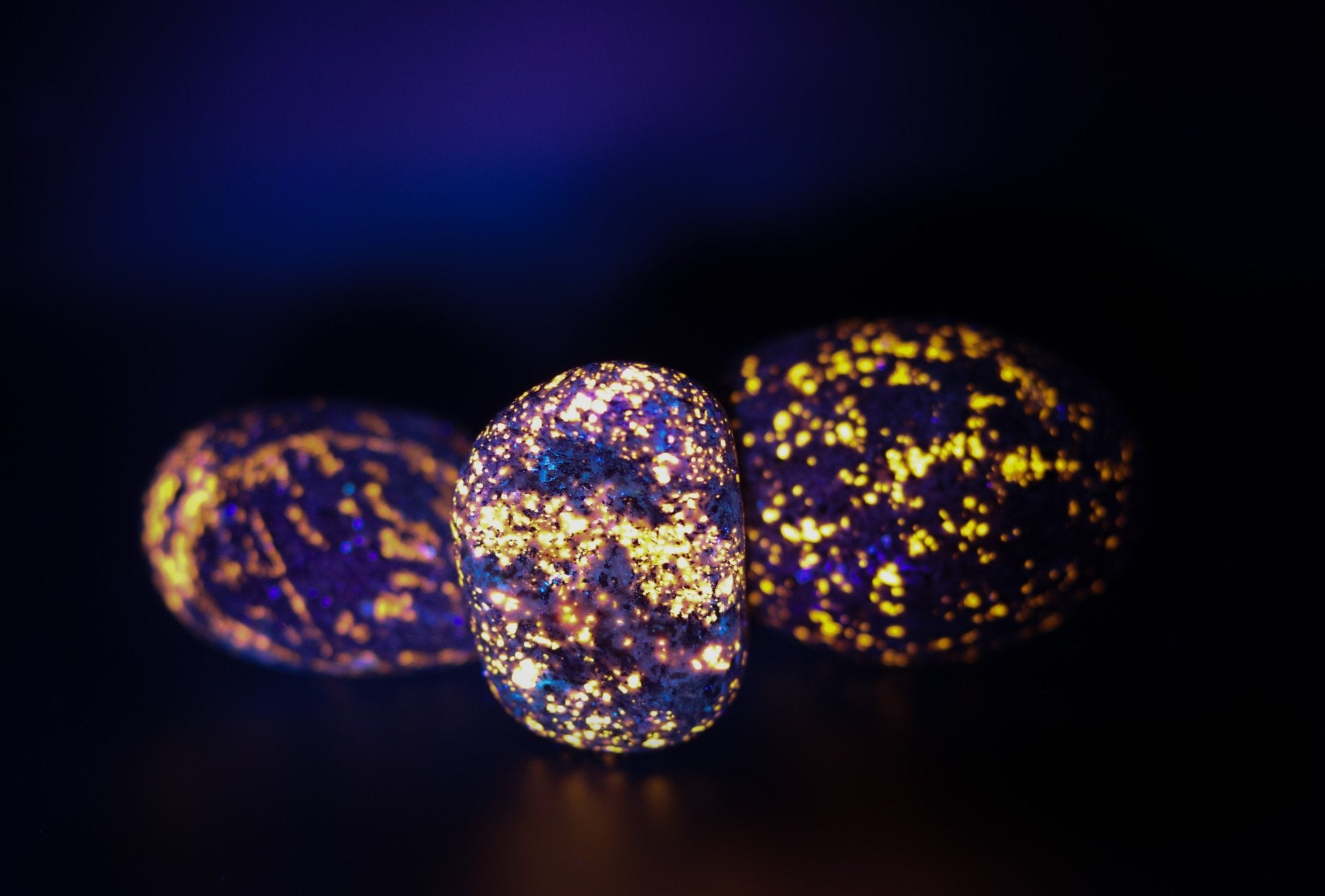 Yooperlite Stones (Fluorescent Sodalite) – The Petoskey Stone